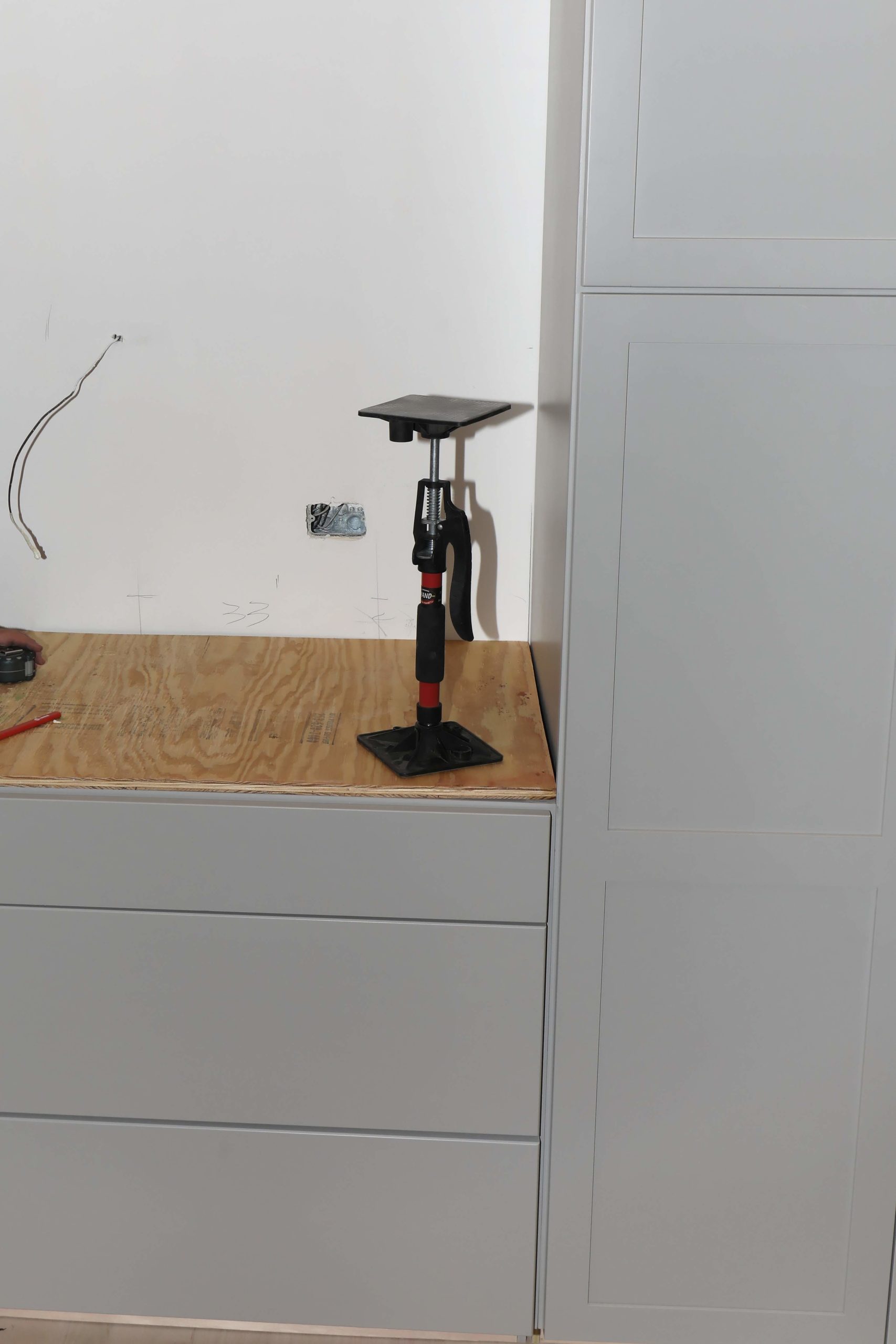 Using The 3rd Hand Cabinet Support System. | Gizmo Exteriors Repair ...